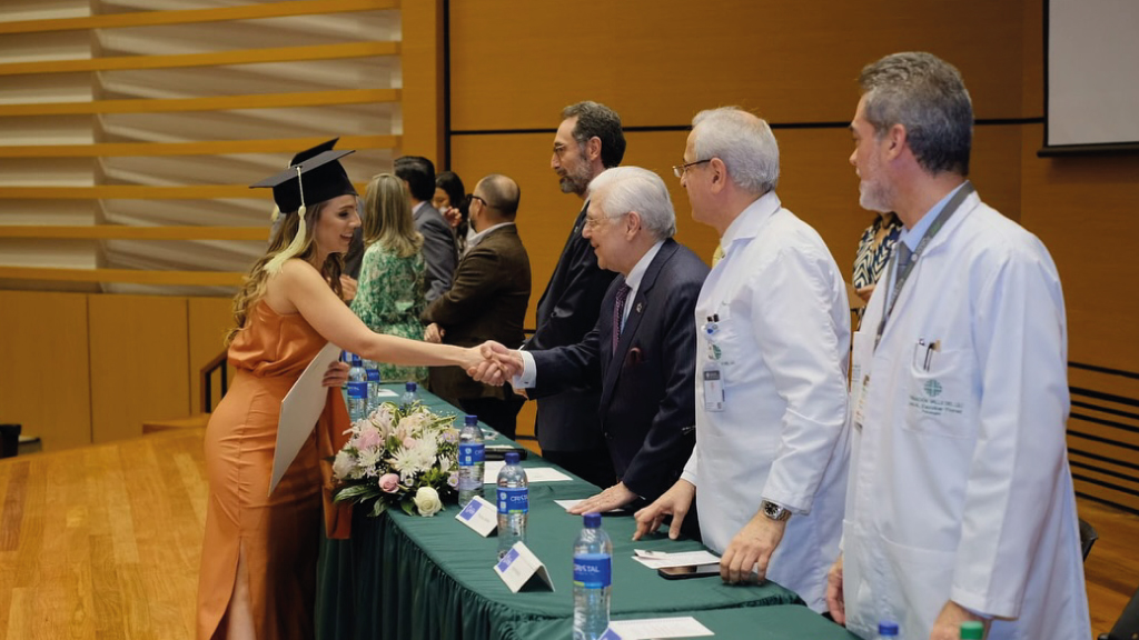 26 estudiantes de medicina se graduaron de las Especializaciones Médico ...